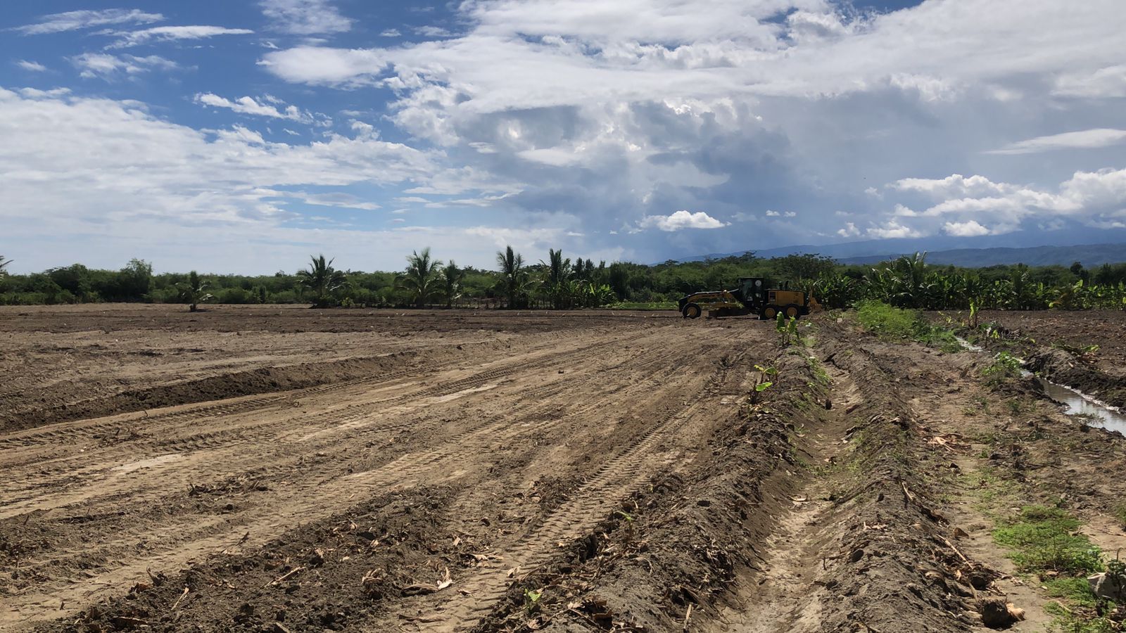 INDRHI nivela caminos y parcelas en El Peñón de Barahona - Instituto ...