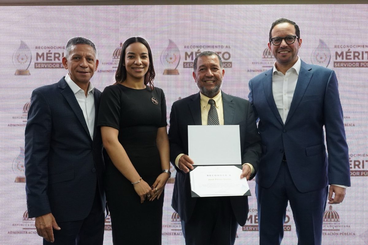 Colaborador del INDRHI con 37 años de servicio público es reconocido ...